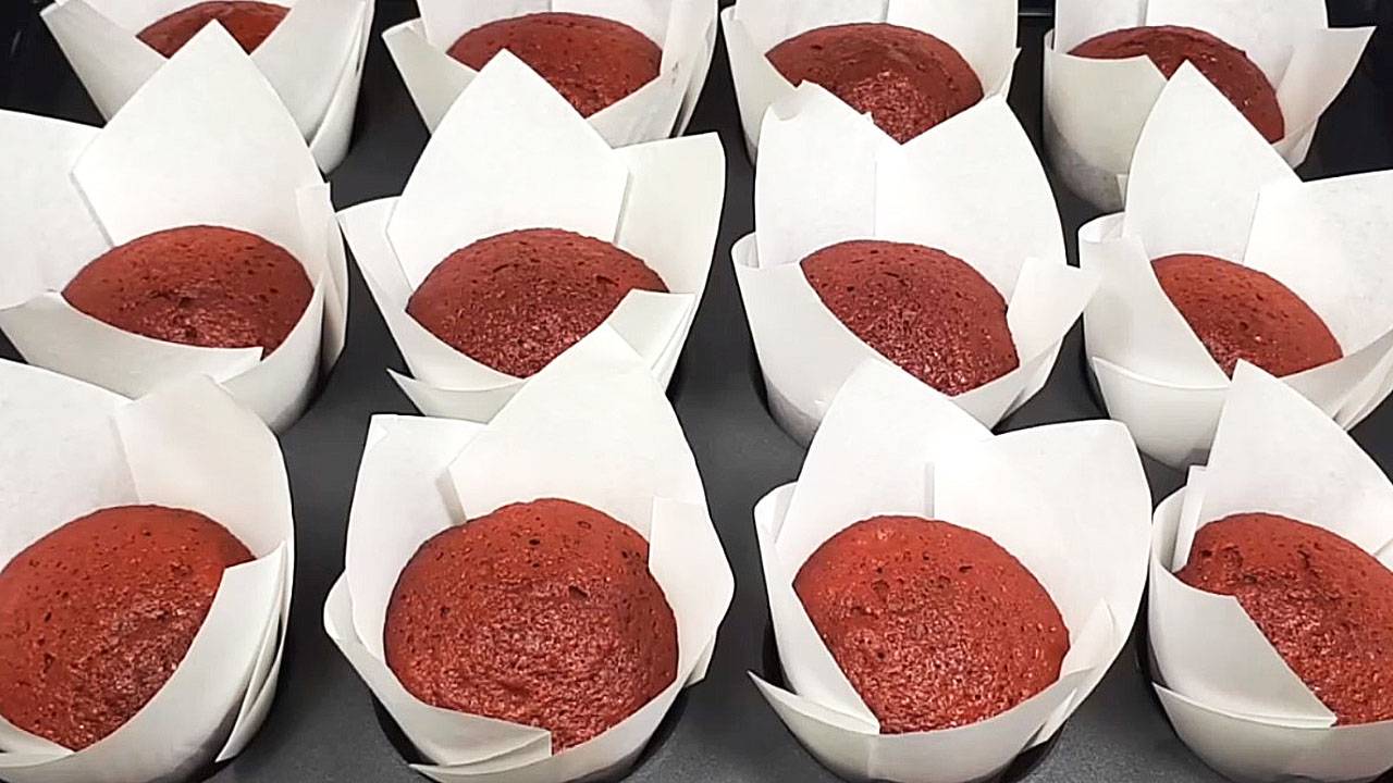 🔥 Вкуснейшие кексы "КРАСНЫЙ БАРХАТ" за 30 минут – мягкие, воздушные, влажные 🔥  ИДЕАЛЬНЫЙ РЕЦЕПТ!