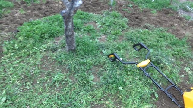 Защитил скамейку и скосил траву культиватором