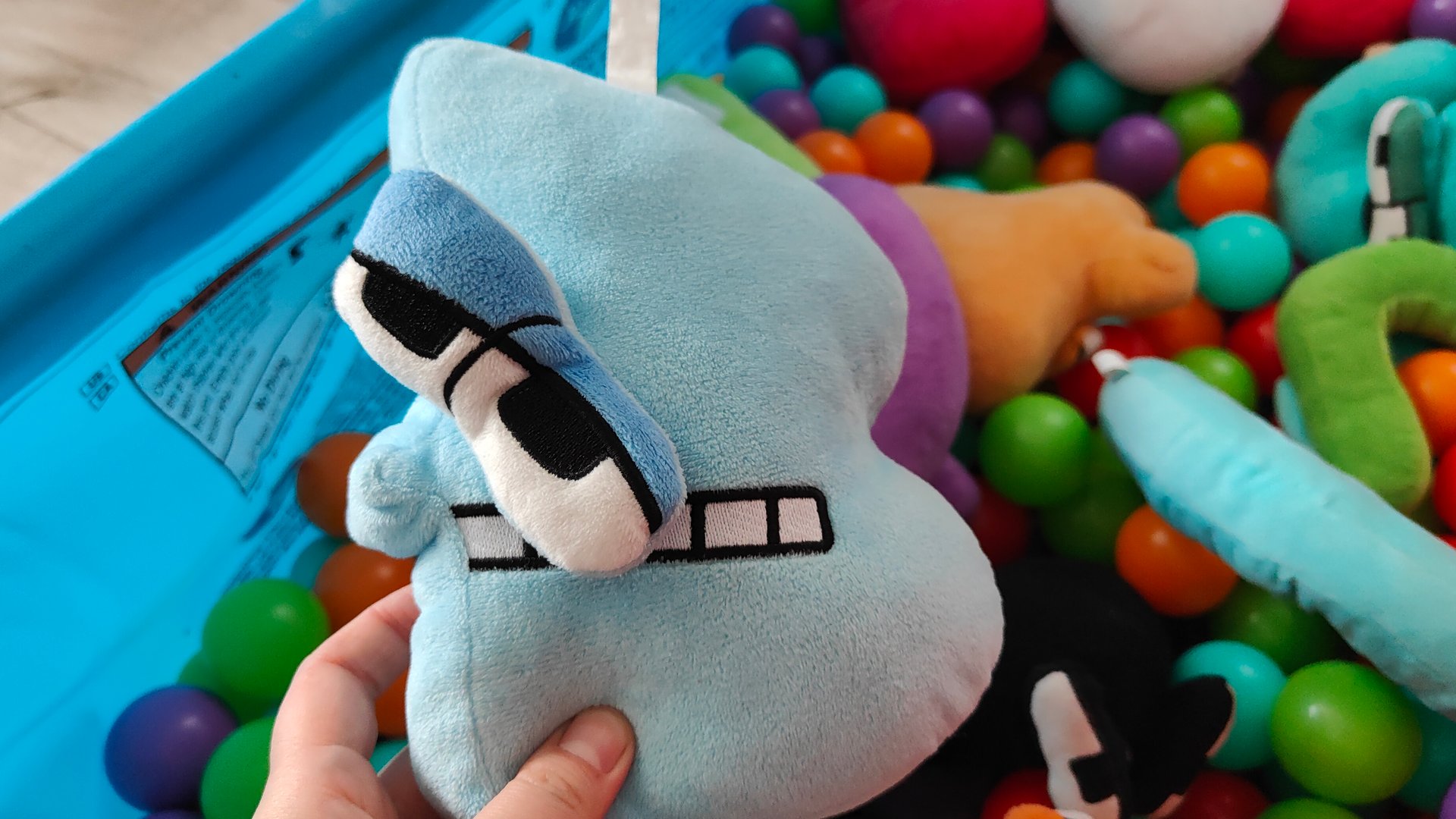 буква В алфавит лор мягкая игрушка для детей, играем с детьми в алфавит лора, alphabet lore