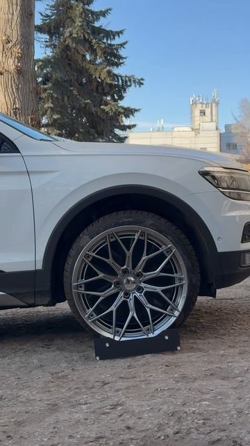 Volkswagen Tiguan на примерке дисков в 20-ом диаметре
