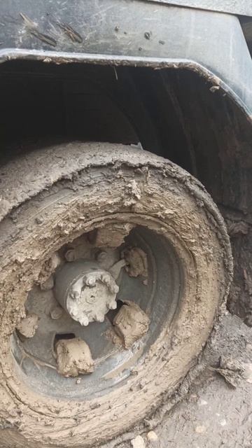 Еду на газеле и не пойму че она буксует и заносит её в поворотах. А тут воно что.