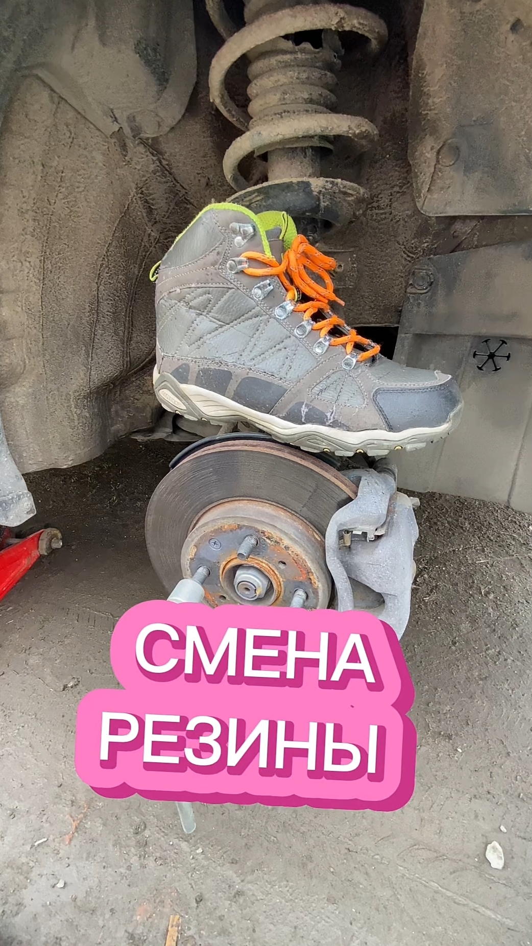 Смена резины на автомобиле будет легче. Простой опытный совет для снятия колеса с машины.