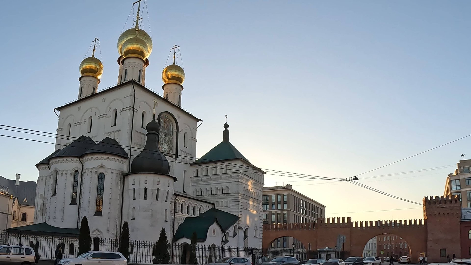 Кремлевская стена на ул. Миргородской. Раменная - Kobe ramen