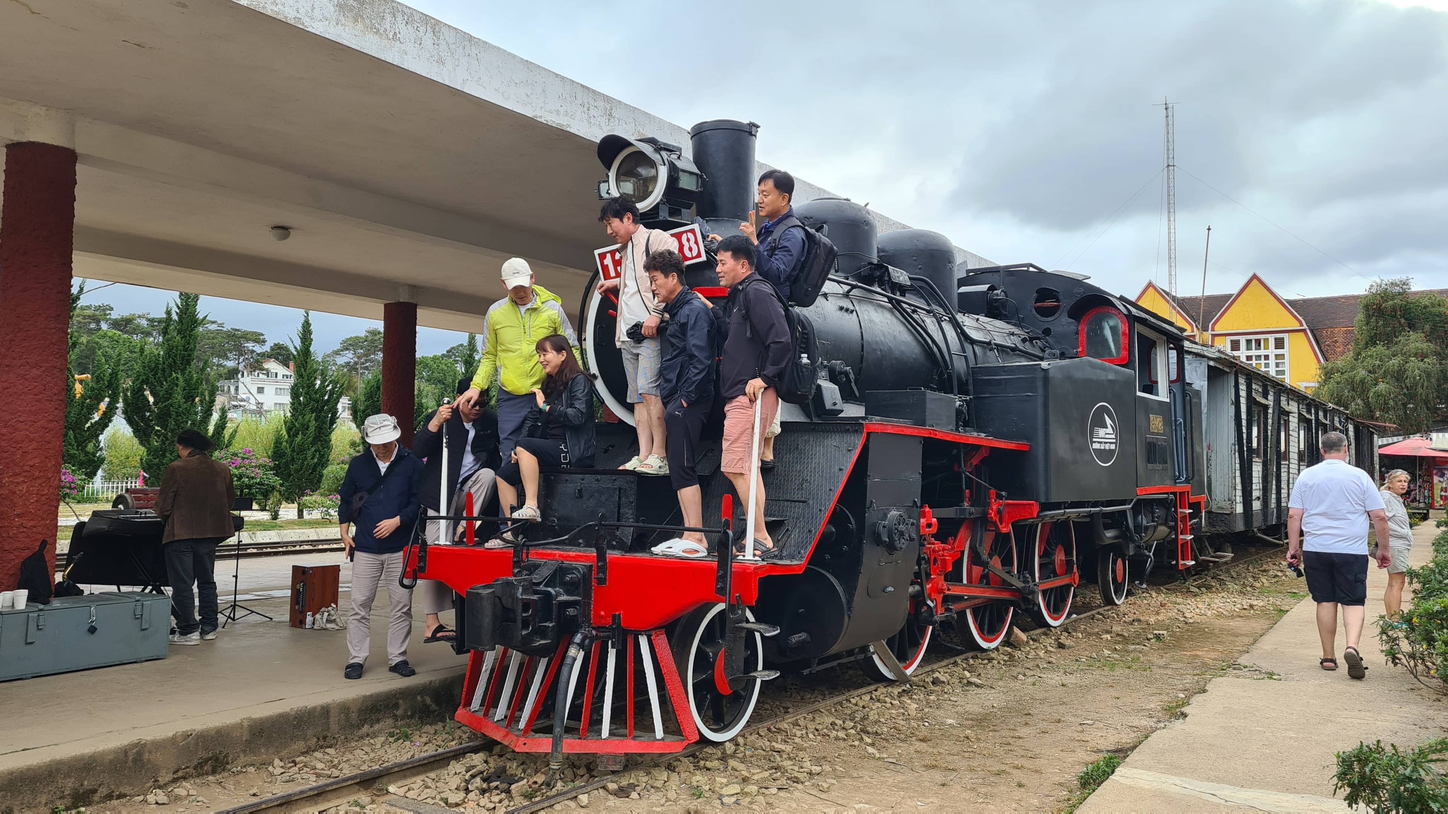 Далат, день второй. Три пагоды (Чук Лам, Линь Фуок, Золотой будда), старый вокзал и Крейзи Хаус.