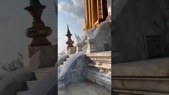 Тайландотпечатки стопы Будды в скале Пхра Мордоп