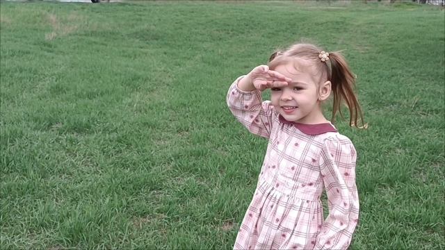 Лиза играет в прятки с куколками 🤗