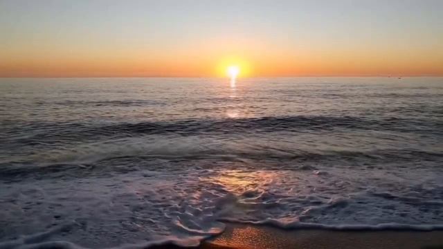 Морской прибой на закате