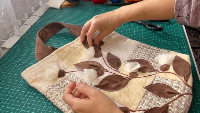 Из образцов мебельных тканей и лоскутков тюля.