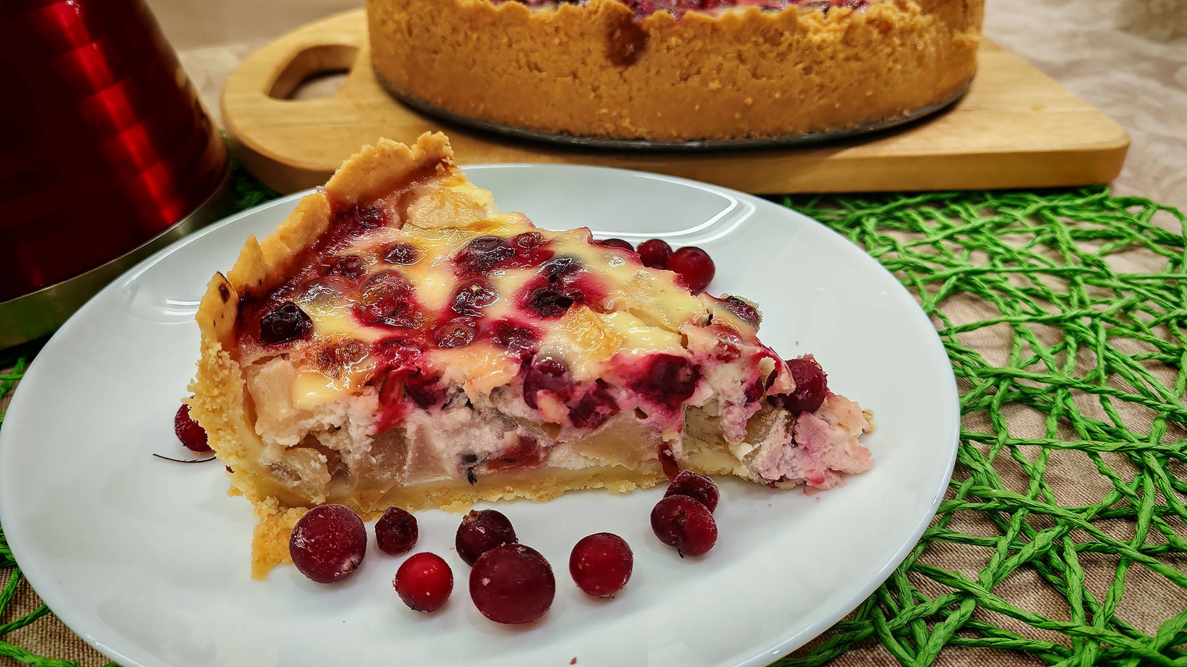 Видео-рецепт Пирог с клюквой и фруктами в сметанной заливке. Рецепт вкусной домашней выпечки к чаю.