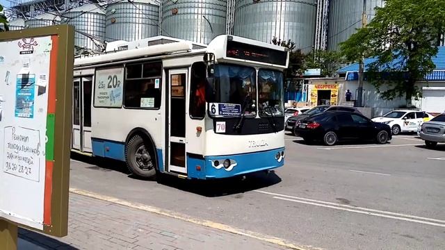 Троллейбус ЗИУ-682Г-016.04 №70 г. Новороссийск маршрут 6 на остановке Железнодорожный вокзал