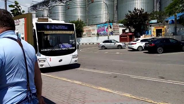 Троллейбус ВМЗ-5298.01 авангард №1 г. Новороссийск маршрут 6 на остановке Железнодорожный вокзал