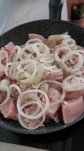 Шашлык из курицы на сковороде