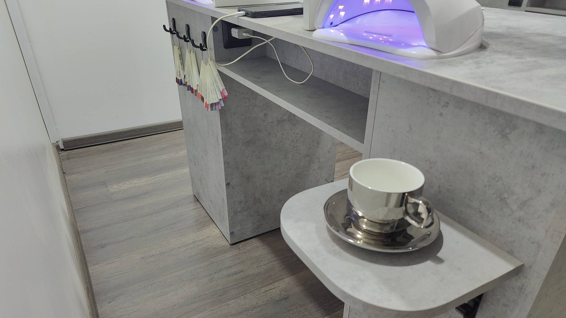 Маникюрный стол с расстановкой предметов (часть 2)