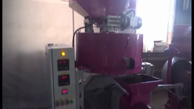 Squeeze out...[Oil Press Machine] [MEGA] [OIL EXPELLER]