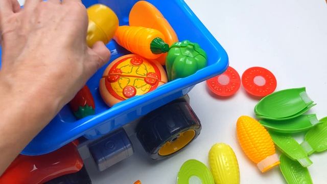 Приятное видео! Нарезка овощей с помощью синего грузовика ASMR