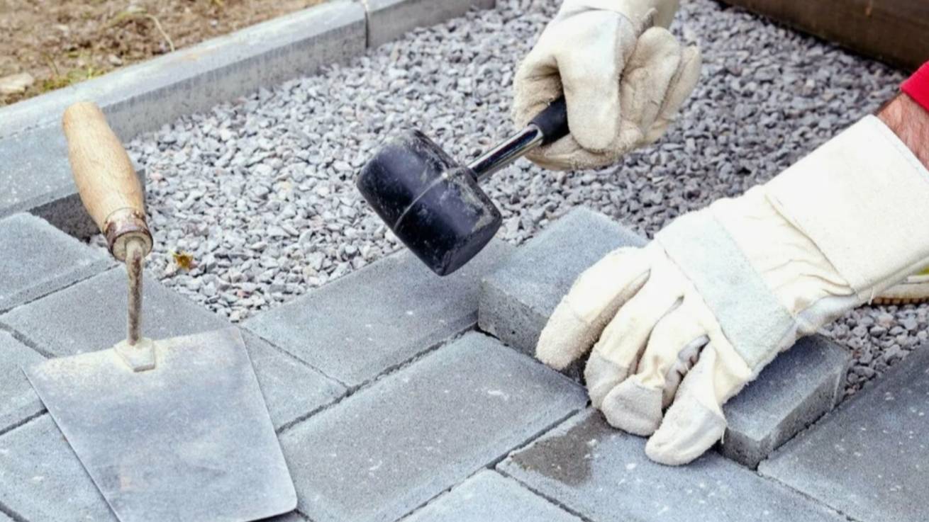 Провалилась брусчатка.