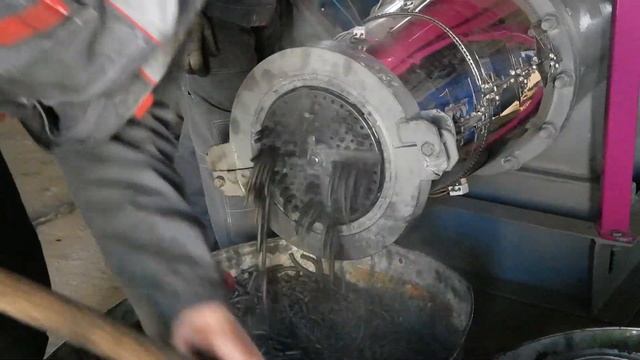 Шнековый пресс для брикетирования в работе