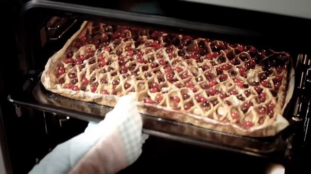 Слоёный яблочный пирог с клюквой