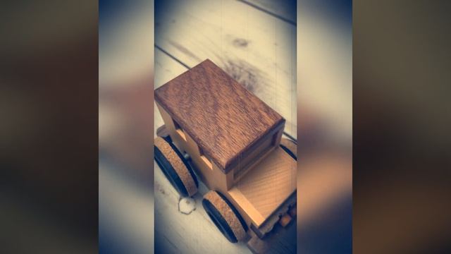 Музыкальная деревянная шкатулка заводная "Машина"