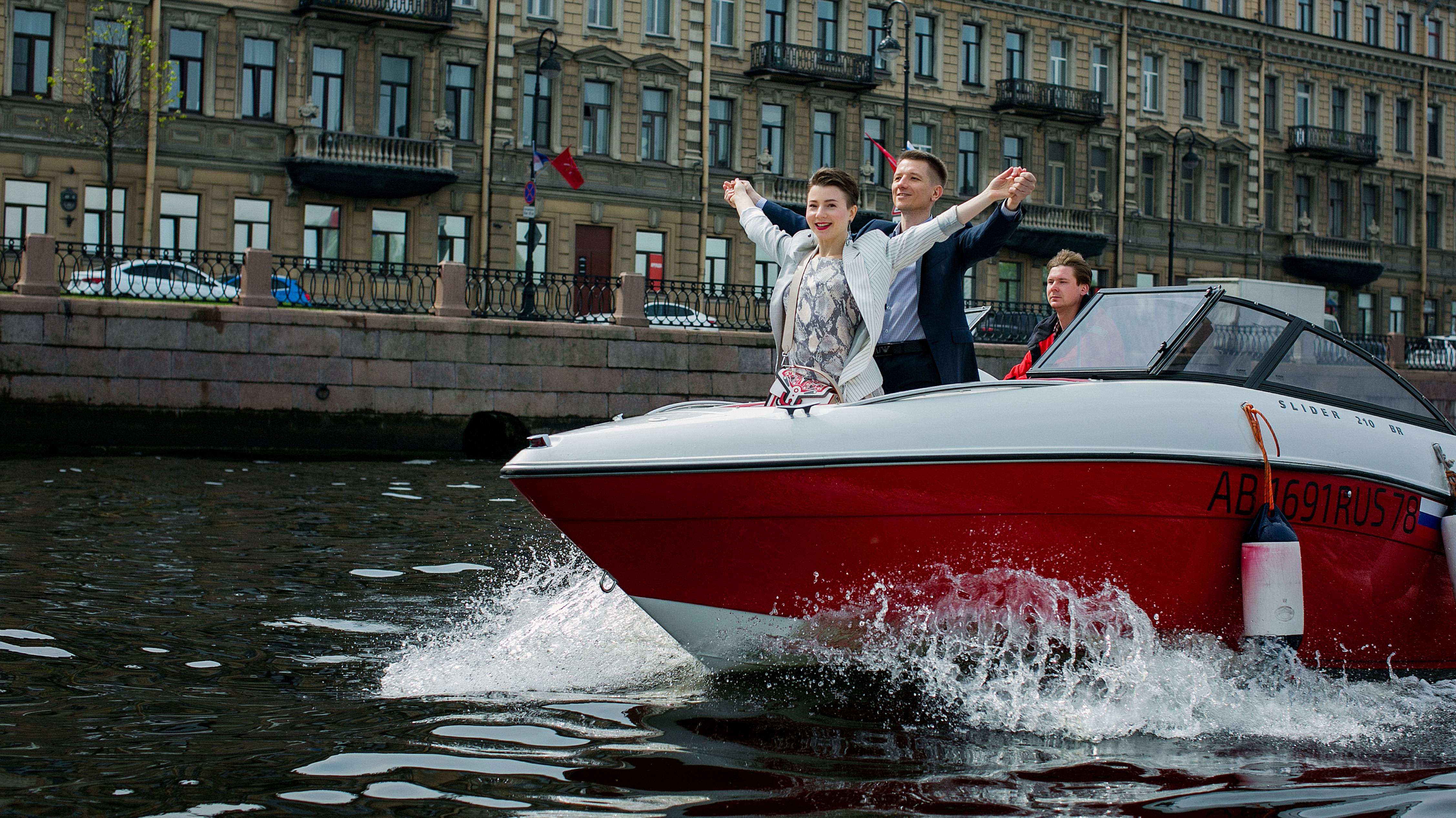 Катание на катере Стремительный с капитаном в Петербурге: Развлечения Агентства Экстрима АХАА