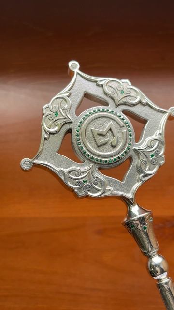 Ключ ювелирный из серебра, с бриллиантами и изумрудами