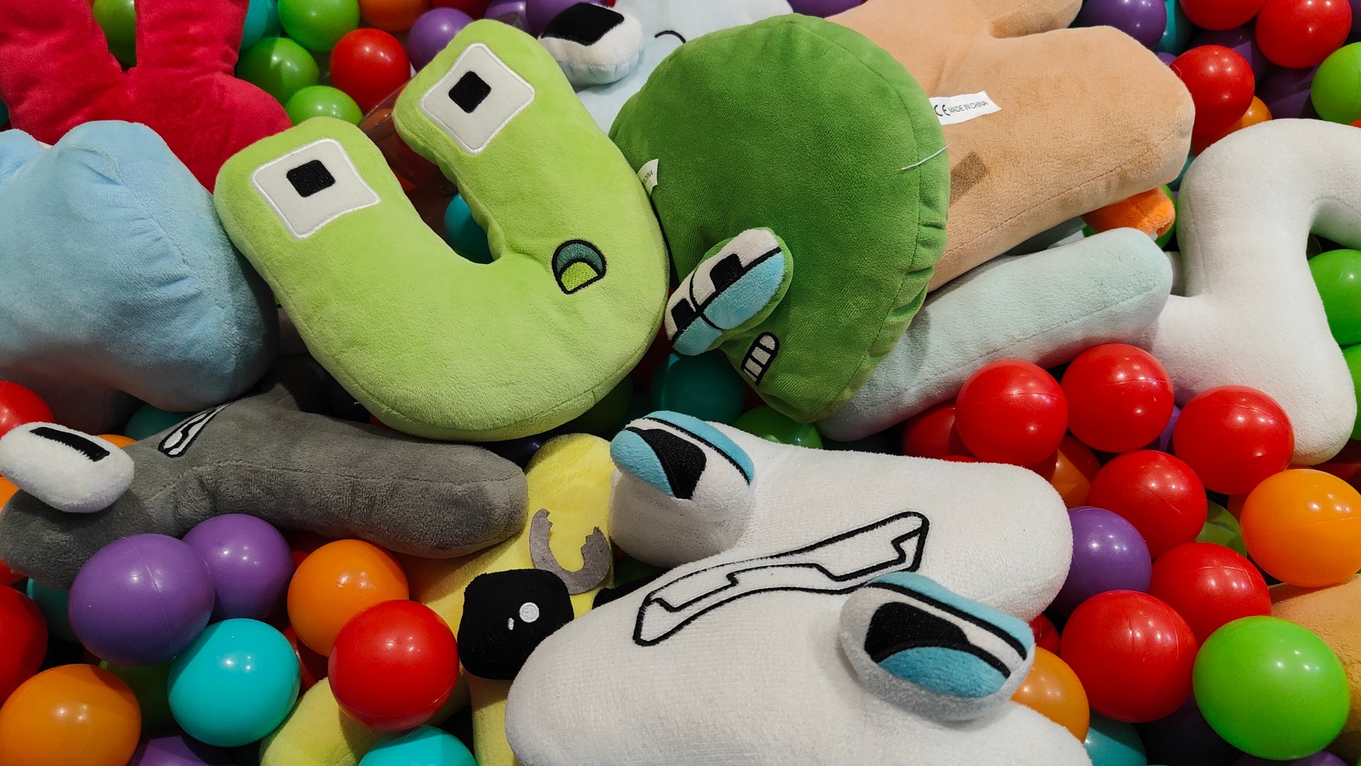 мягкие игрушки буквы алфавита лор играем с детьми, мягкие буквы алфавит лор для детей, alphabet lore