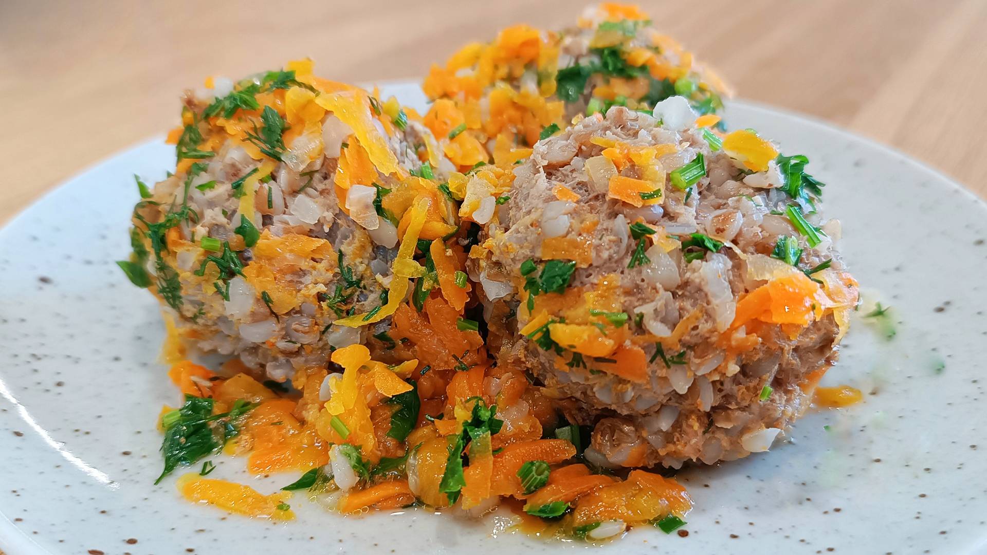 ТЕФТЕЛИ ИЗ ГОВЯДИНЫ И ГРЕЧКИ, тушенные с морковью, луком и зеленью (2 в 1: мясо + гарнир)