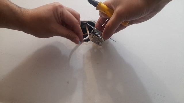 Розетка. Как подключить розетку. Как сделать розетку. Розетка не выпадет. Как поменять розетку