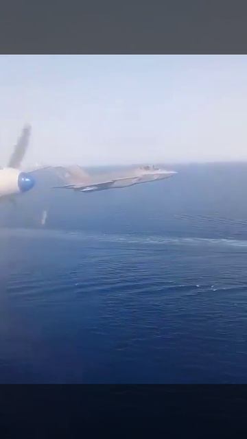 Проход противолодочного самолёта Ил-38Н на малой высоте близ атомного авианосца USS Carl Vinson.