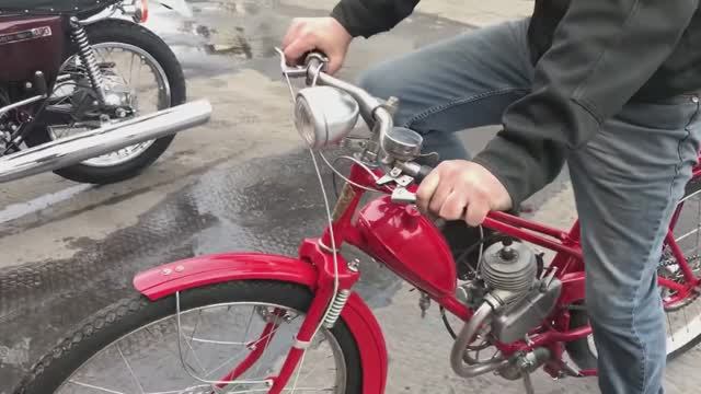 ВЕЛОСИПЕД С МОТОРЧИКОМ, КРАСНАЯ РАДОСТЬ