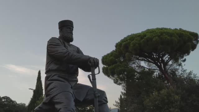 Аллея героев-крымчан и памятник Александру III в Ливадии