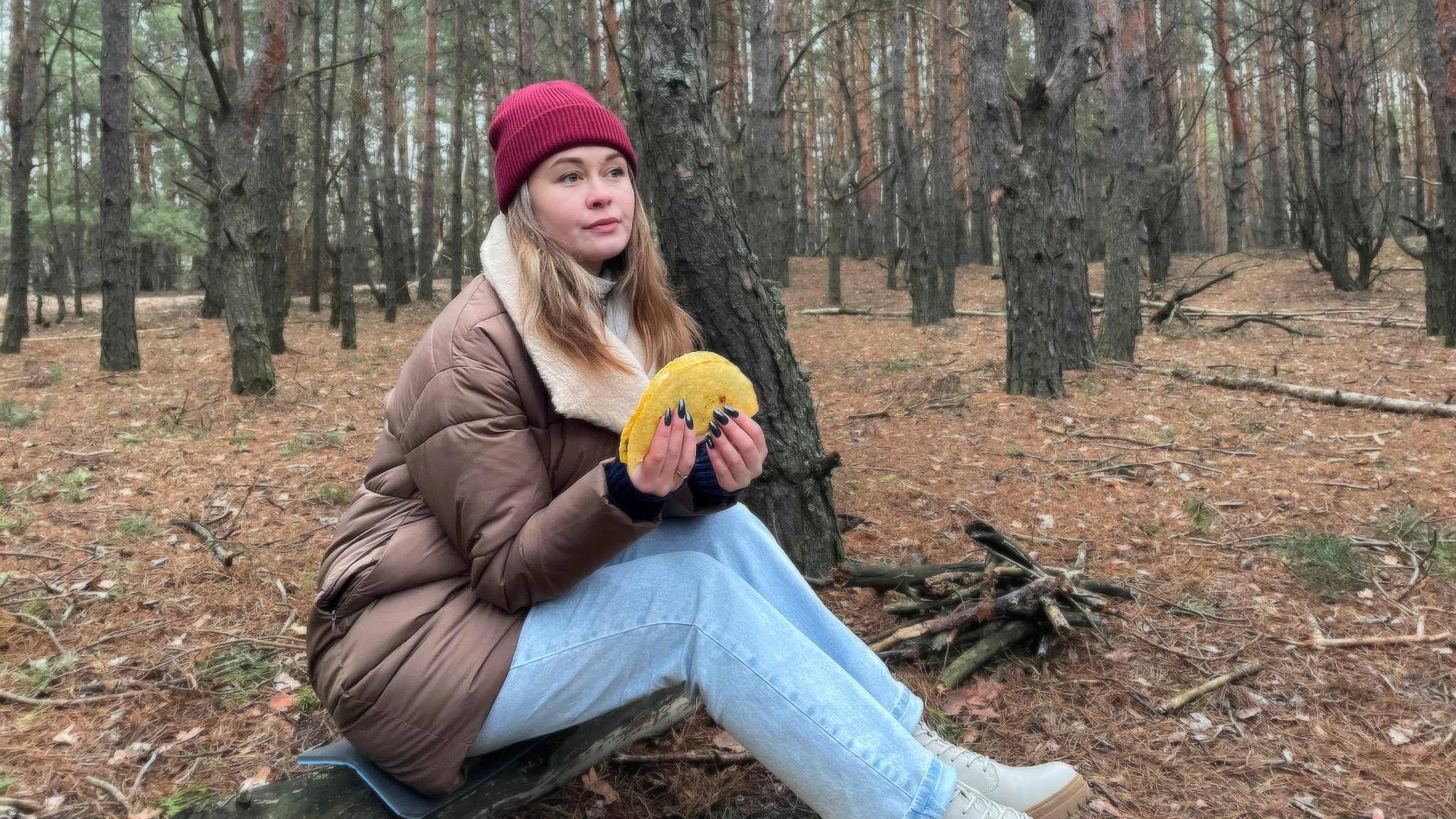 Первый день зимы в лесу ❄️ Готовим индейку и лепёшки на гриле | ASMR Outdoor Cooking