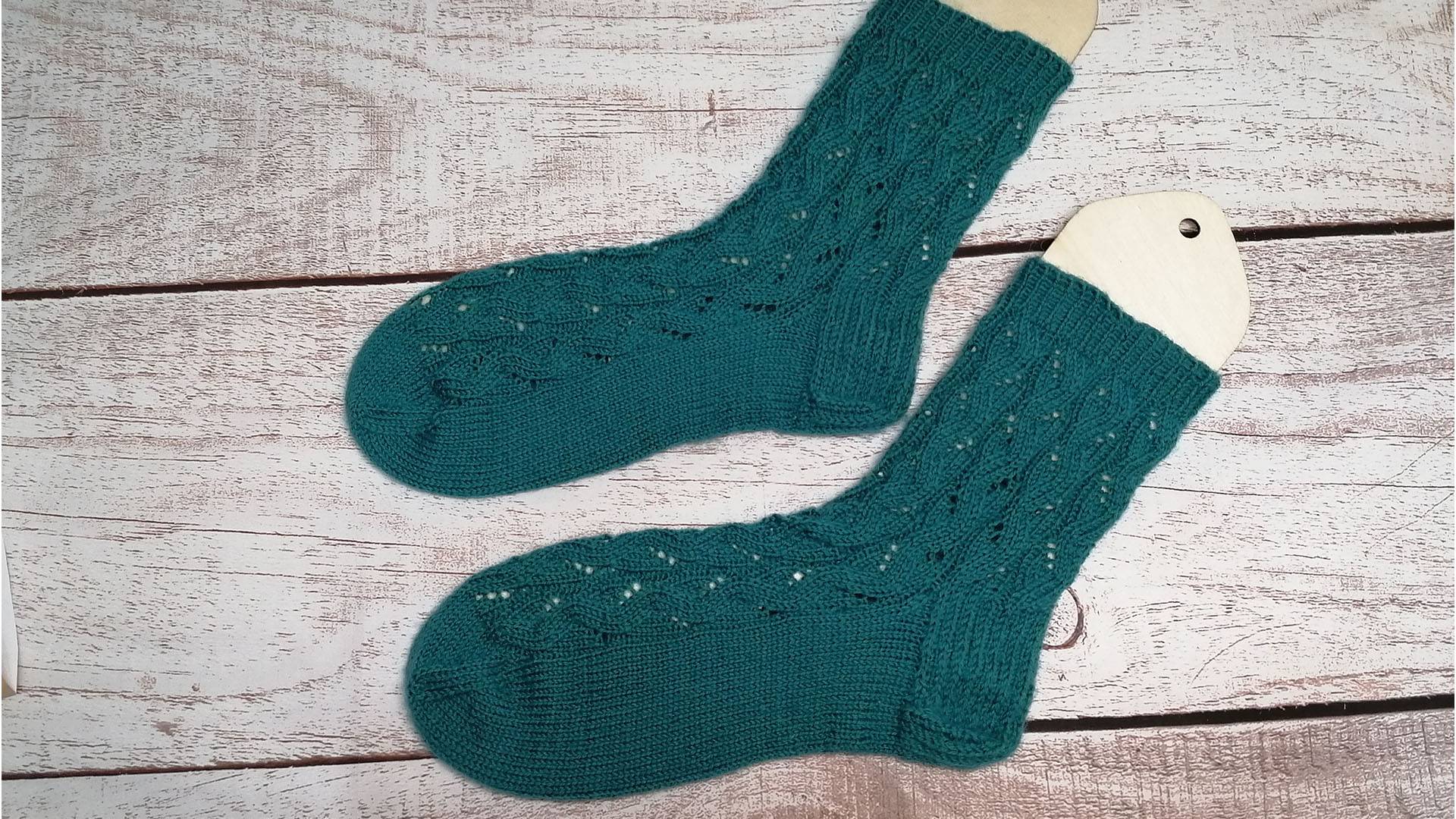 Носочки с ажурным узором //Вяжем образец узора