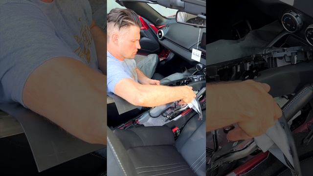 Кованый карбон в салоне и цветные ремни безопасности для Mazda Roadster