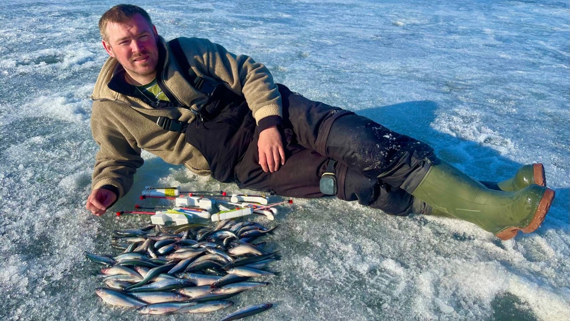 Весенняя КОРЮШКА по последнему льду | Опасный лед и равномерный клев в течении дня.