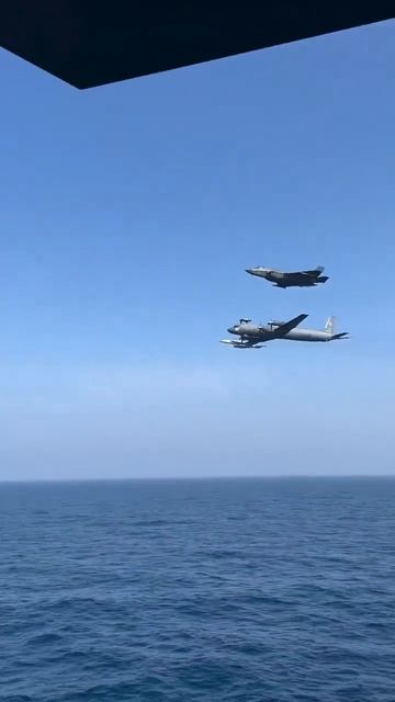 Противолодочный самолёт Ил-38 "Новелла"  морской авиации ТОФ с борта авианосца ВМС США Карл Винсон.