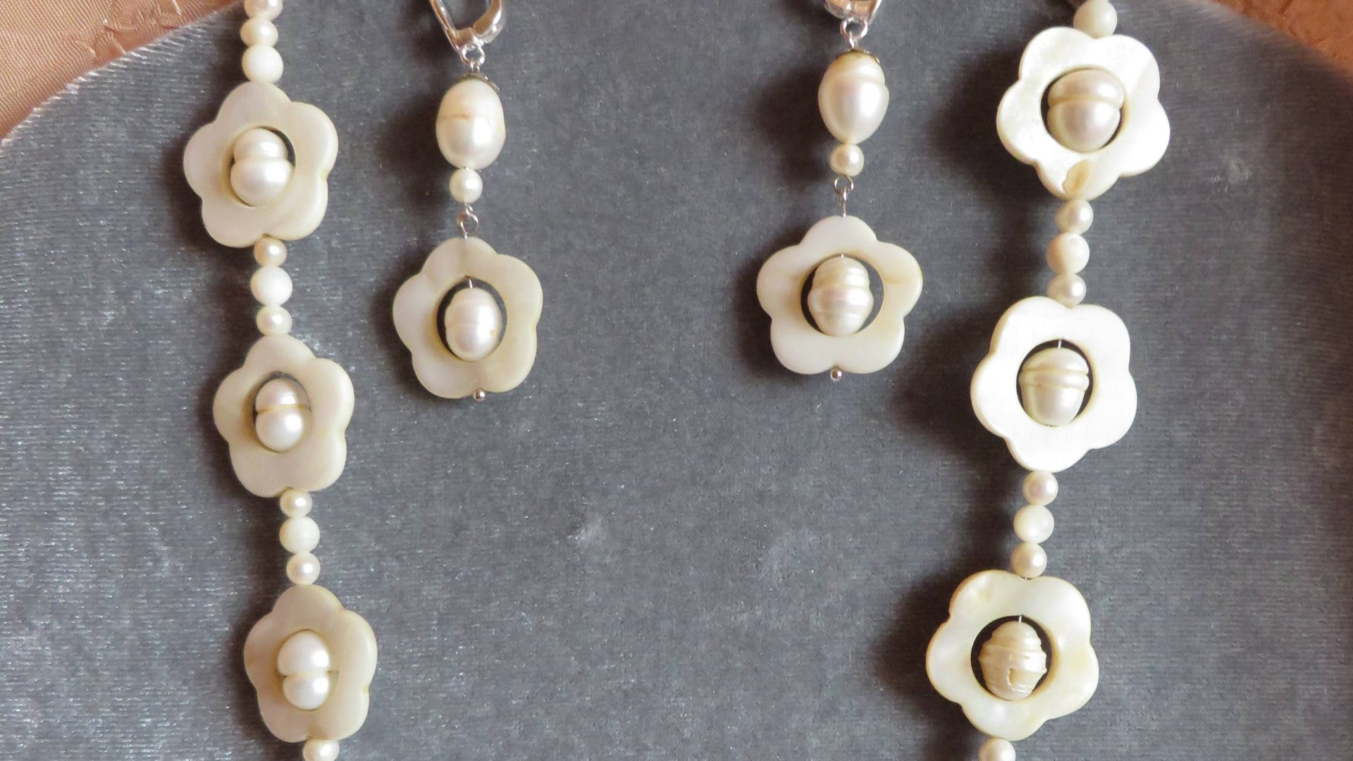 Бусы и серьги.