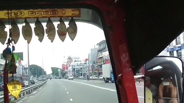 Тук-тук - самый популярный транспорт в Шри-Ланке