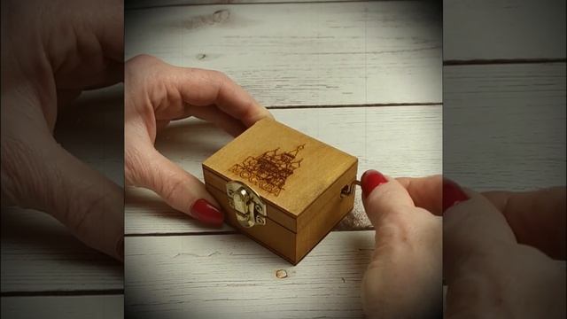 Музыкальная деревянная шкатулка-шарманка из массива Москва с мелодией Гимн России