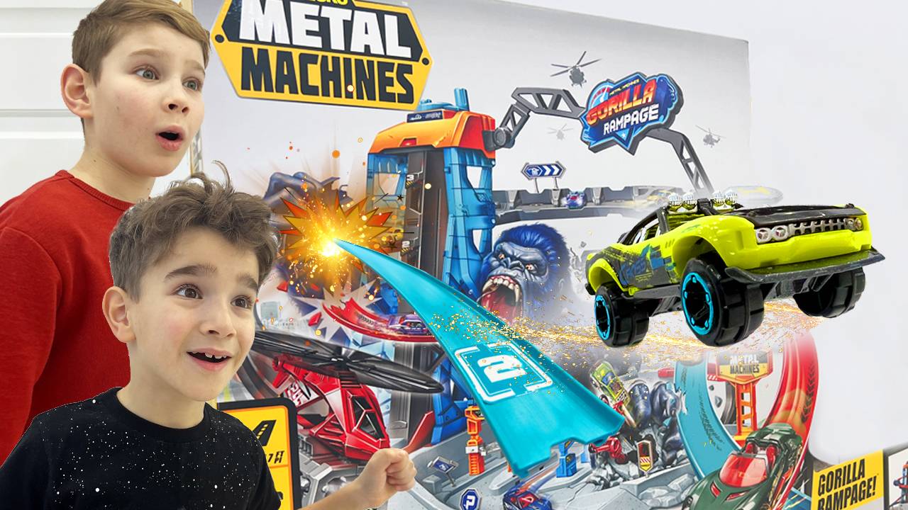 Лев и Глеб собирают гигантский трек с машинками Metal Machines
