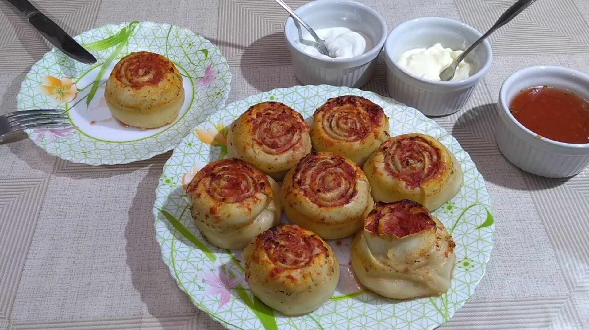 Ленивые пельмени или рулетики с мясом в духовке.