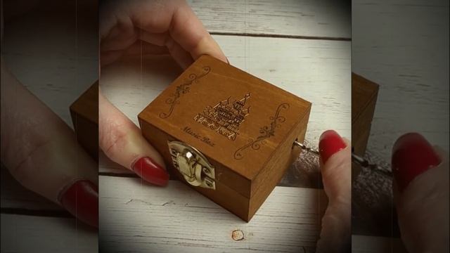 Музыкальная деревянная шкатулка-шарманка из массива Москва золотая (металлстикер) с Гимном России