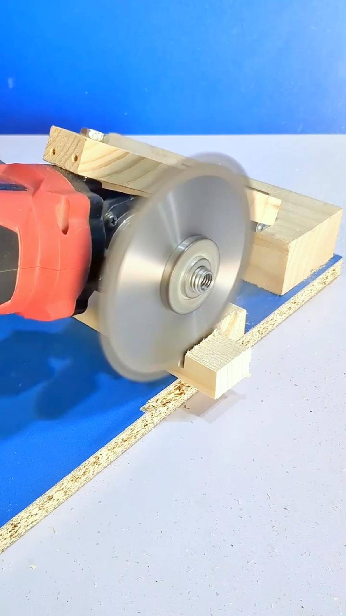 Из хлама в станок! Как собрать отрезной из болгарки и дерева