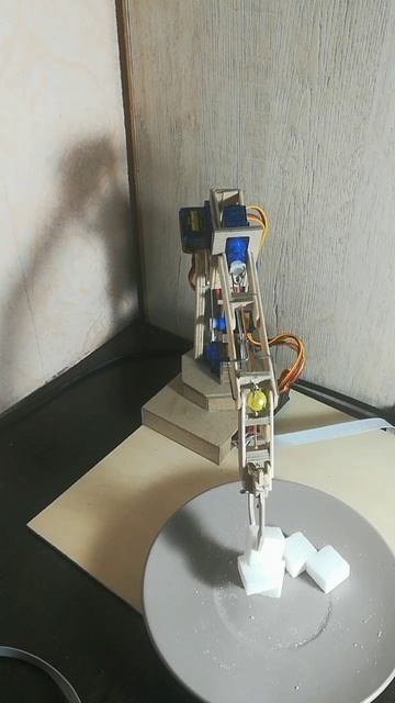 Я такого не ожидал, робот укладывает сахар столбиком.