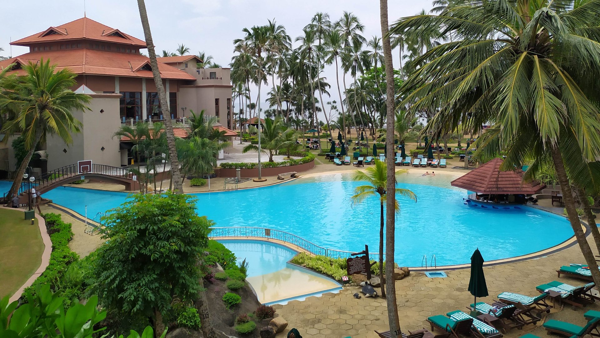 Территория и пляж Royal Palms Beach Hotel в Калутаре Шри-Ланка