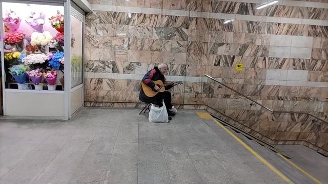 Дедушка музыкант классно играет The Beatles в переходе новосибирского метро Площадь Маркса