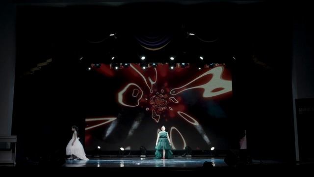 Выход в вечерних платьях