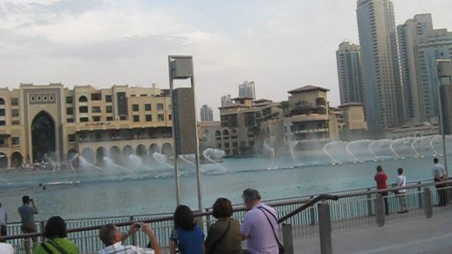 Все смотрят фонтаны!