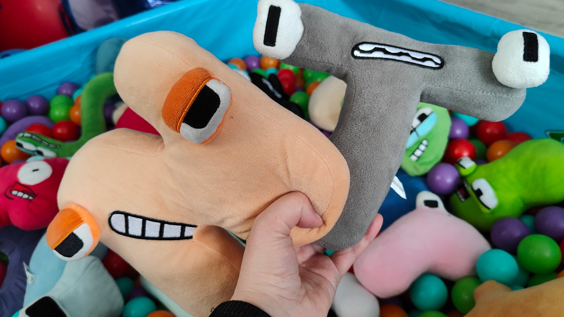 играем в детские мягкие игрушки буквы алфавита лор, alphabet lore для детей