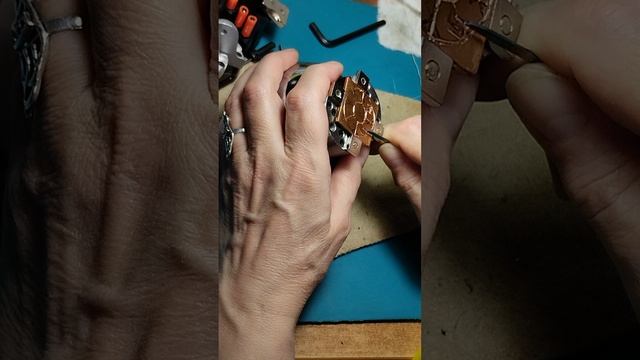 Приехали ювелирные тиски. Первые шаги в гравировке пневмоштихелем.